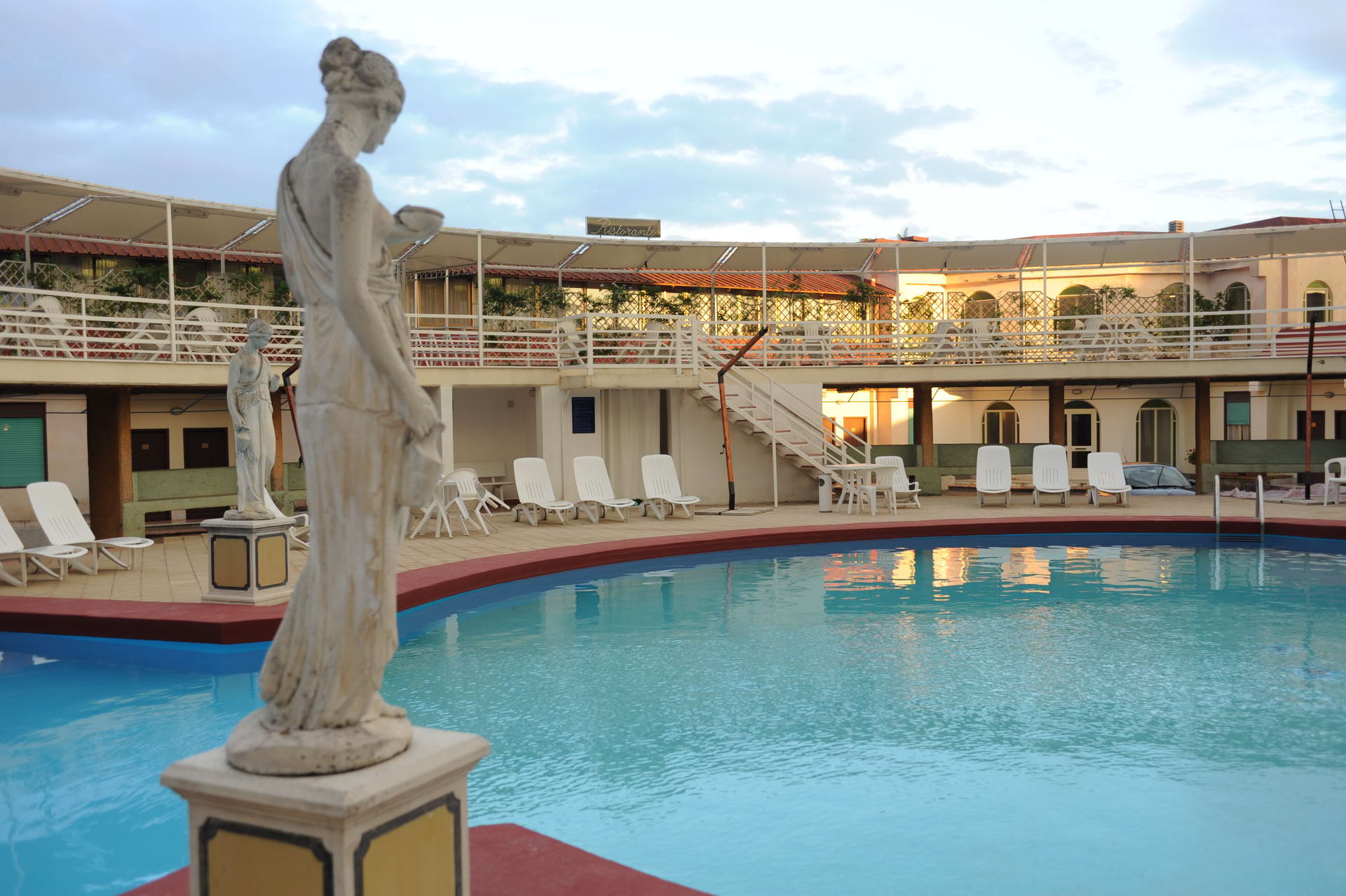 Pompeii - Hotel Villa dei Misteri: the swimming pool.